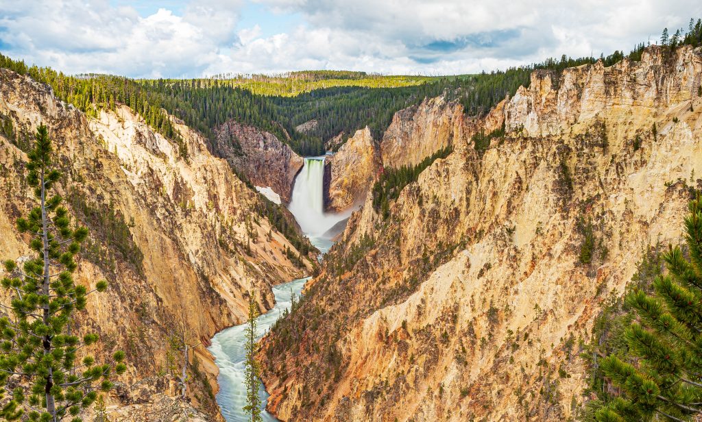 Ultimate Guide To The Best Time To Visit Yellowstone | TouristSecrets