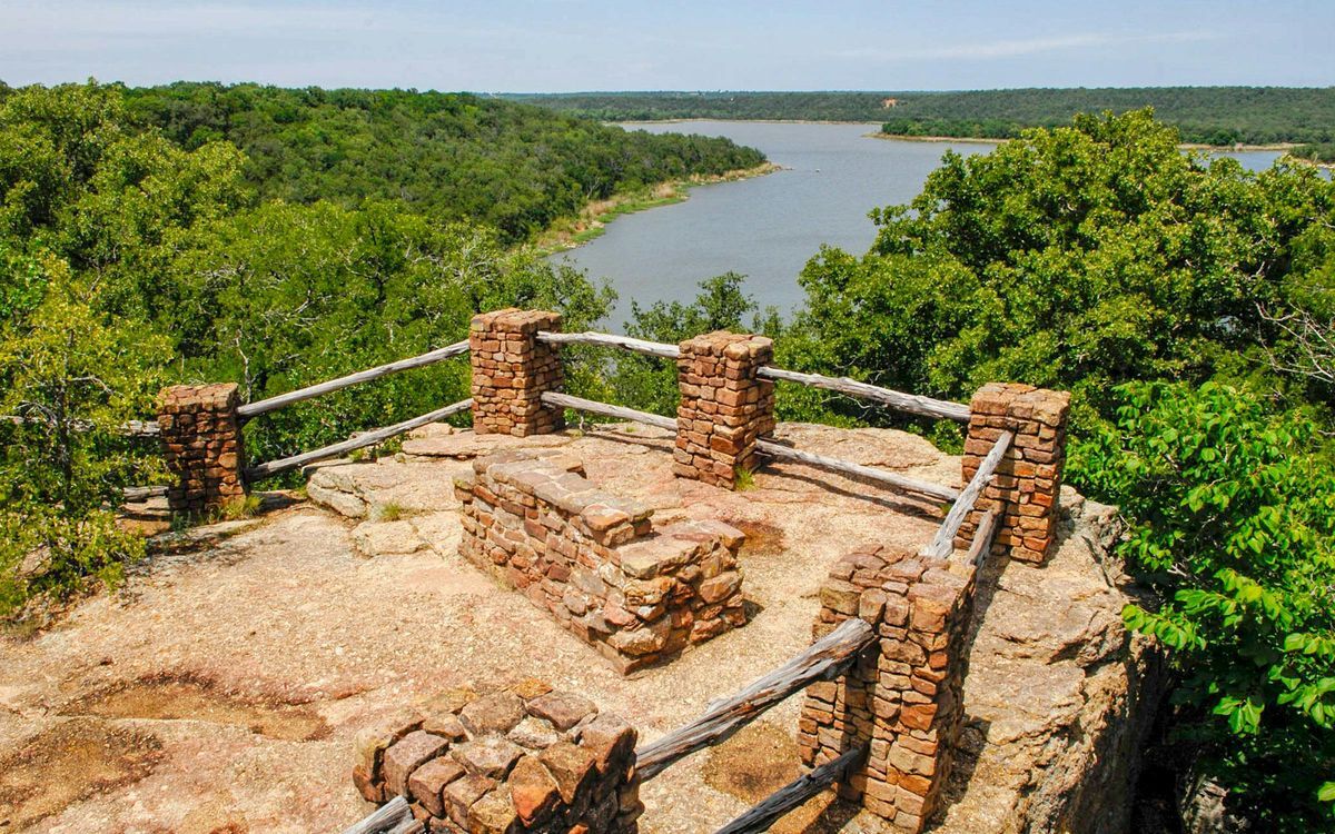 Mysteries Of Texas' Lake Mineral | TouristSecrets