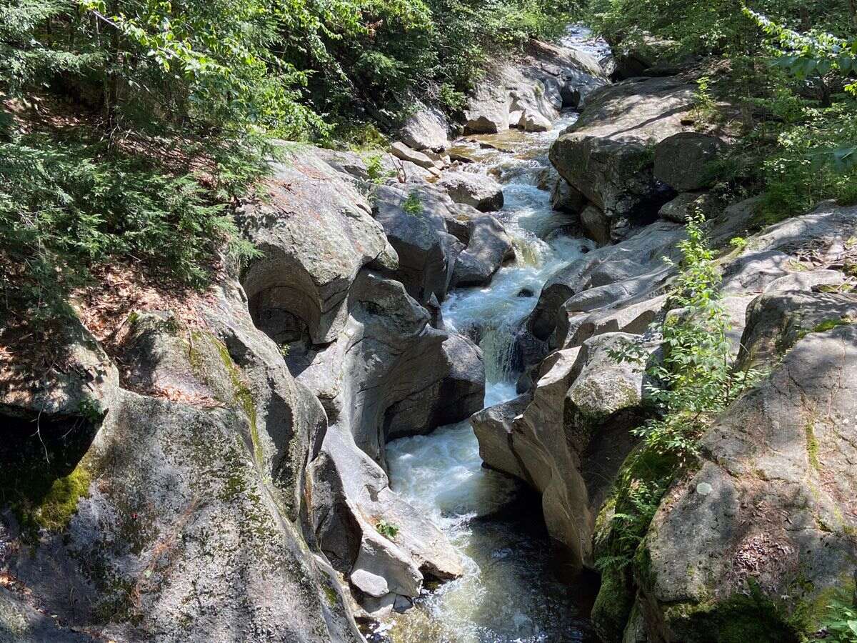 Mysteries Of New Hampshire's Sculptured Rocks | TouristSecrets