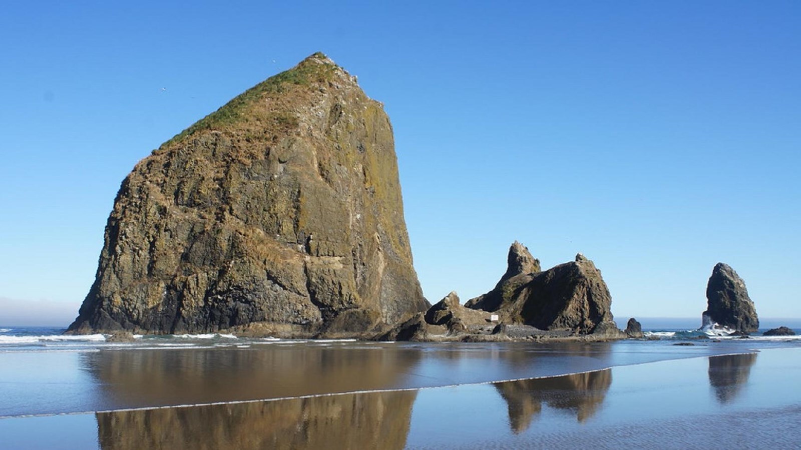 Hidden Wonders Of Oregon's Haystack Rock Marine Garden | TouristSecrets